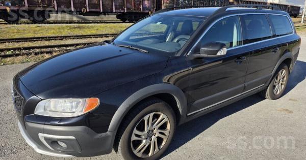Black Volvo XC70 2014 in Jelgava, with an engine capacity of 2.40 L and mileage of 237 thousand km for 10250 €, photo 1 on AUTOMOTO.COM.LV