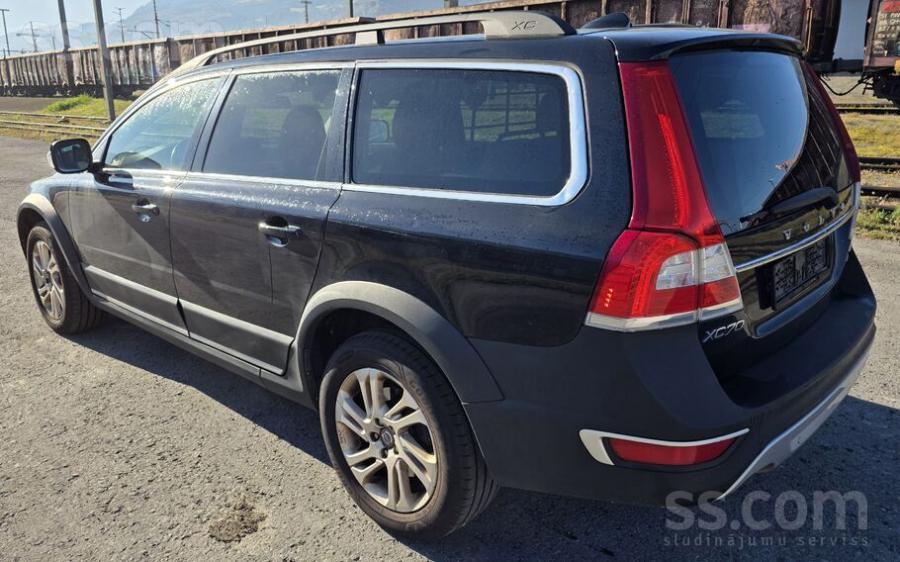 Black Volvo XC70 2014 in Jelgava, with an engine capacity of 2.40 L and mileage of 237 thousand km for 10250 €, photo 4 on AUTOMOTO.COM.LV