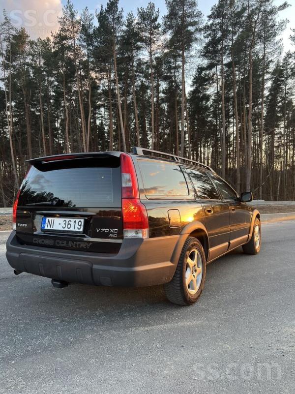 Black Volvo XC70 2002 in Riga, with an engine capacity of 2.50 L and mileage of 366 thousand km for 2250 €, photo 4 on AUTOMOTO.COM.LV