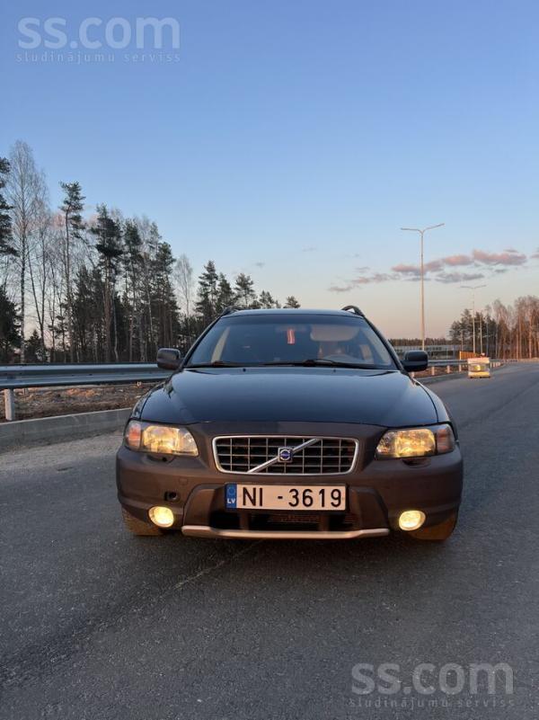 Black Volvo XC70 2002 in Riga, with an engine capacity of 2.50 L and mileage of 366 thousand km for 2250 €, photo 5 on AUTOMOTO.COM.LV