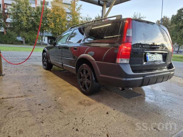 Black Volvo XC70 2002 in Aizkraukle, with an engine capacity of 2.40 L and mileage of 380 thousand km for 2600 €, photo 3 on AUTOMOTO.COM.LV