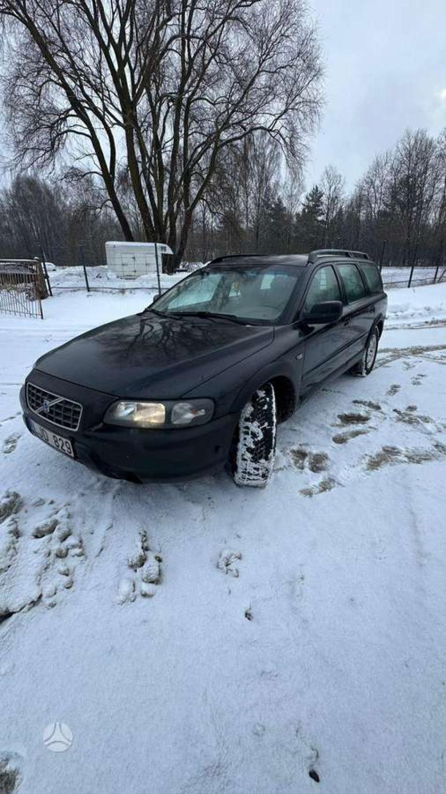Black Volvo XC70 2003 in Vilnius, with an engine capacity of 2.40 L and mileage of 407 thousand km for 2200 €, photo 1 on AUTOMOTO.COM.LV