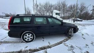 Black Volvo XC70 2003 in Vilnius, with an engine capacity of 2.40 L and mileage of 407 thousand km for 2200 €, photo 2 on AUTOMOTO.COM.LV