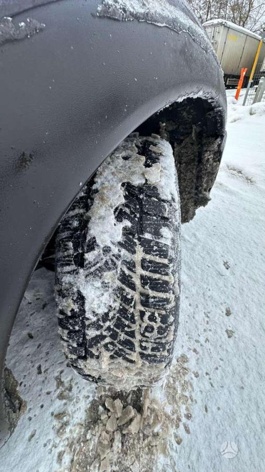 Black Volvo XC70 2003 in Vilnius, with an engine capacity of 2.40 L and mileage of 407 thousand km for 2200 €, photo 3 on AUTOMOTO.COM.LV