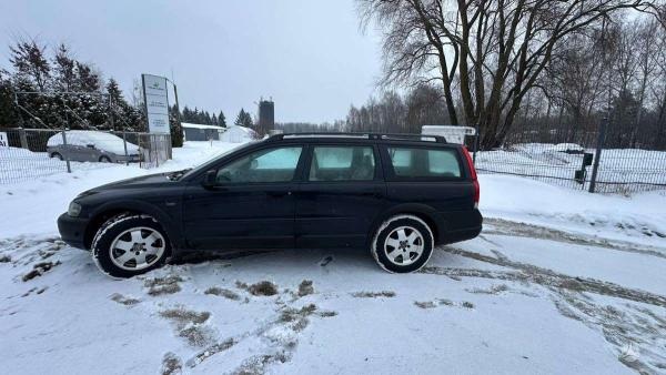 Black Volvo XC70 2003 in Vilnius, with an engine capacity of 2.40 L and mileage of 407 thousand km for 2200 €, photo 4 on AUTOMOTO.COM.LV