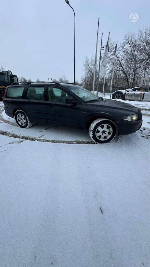 Black Volvo XC70 2003 in Vilnius, with an engine capacity of 2.40 L and mileage of 407 thousand km for 2200 €, photo 5 on AUTOMOTO.COM.LV