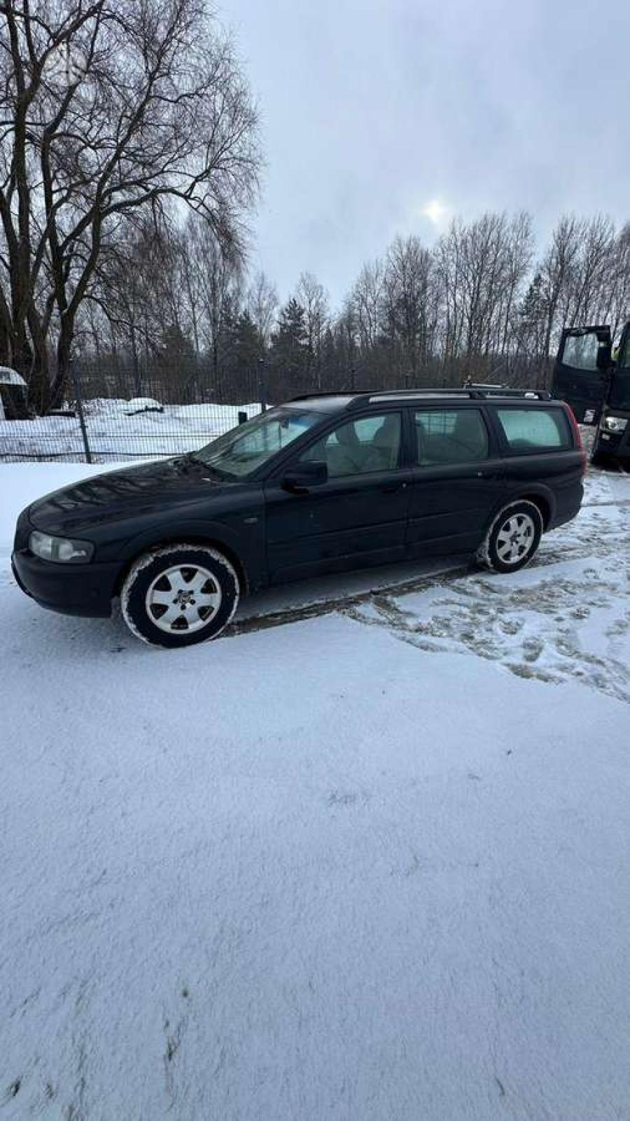 Black Volvo XC70 2003 in Vilnius, with an engine capacity of 2.40 L and mileage of 407 thousand km for 2200 €, photo 7 on AUTOMOTO.COM.LV