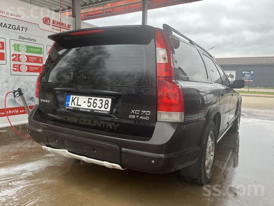Black Volvo XC70 2003 in Ogre, with an engine capacity of 2.50 L and mileage of 323 thousand km for 4200 €, photo 4 on AUTOMOTO.COM.LV