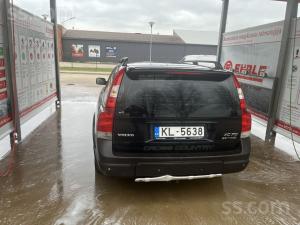 Black Volvo XC70 2003 in Ogre, with an engine capacity of 2.50 L and mileage of 323 thousand km for 4200 €, photo 6 on AUTOMOTO.COM.LV