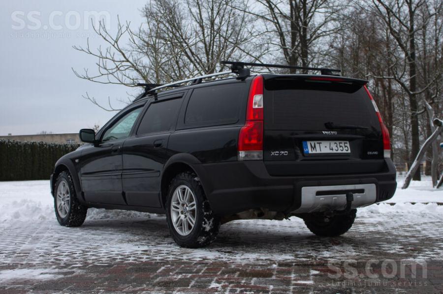 Black Volvo XC70 2004 in Jelgava, with an engine capacity of 2.40 L and mileage of 373 thousand km for 3400 €, photo 4 on AUTOMOTO.COM.LV