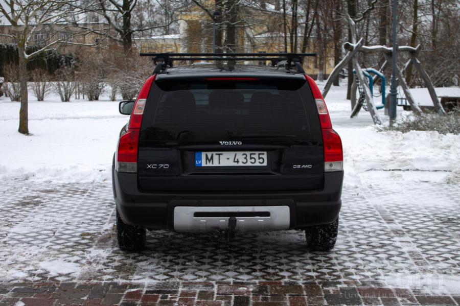 Black Volvo XC70 2004 in Jelgava, with an engine capacity of 2.40 L and mileage of 373 thousand km for 3400 €, photo 5 on AUTOMOTO.COM.LV