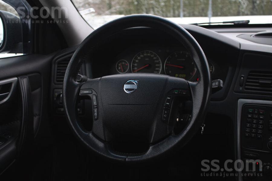 Black Volvo XC70 2004 in Jelgava, with an engine capacity of 2.40 L and mileage of 373 thousand km for 3400 €, photo 11 on AUTOMOTO.COM.LV