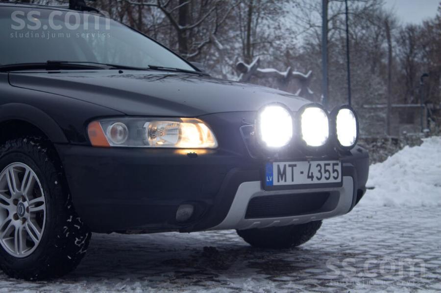 Black Volvo XC70 2004 in Jelgava, with an engine capacity of 2.40 L and mileage of 373 thousand km for 3400 €, photo 18 on AUTOMOTO.COM.LV