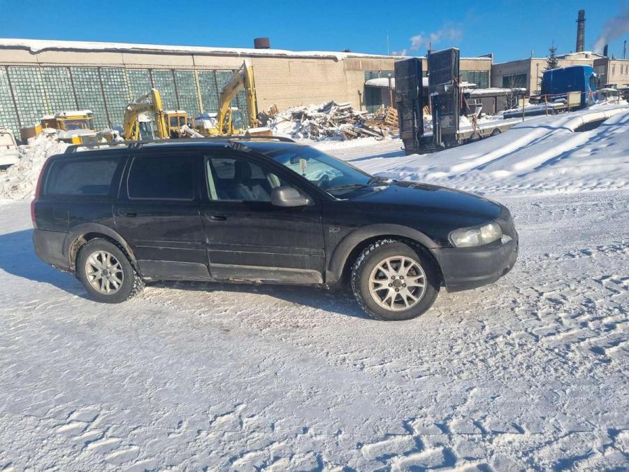 Black Volvo XC70 2004 in Jonava, with an engine capacity of 2.40 L and mileage of 470 thousand km for 2650 €, photo 1 on AUTOMOTO.COM.LV