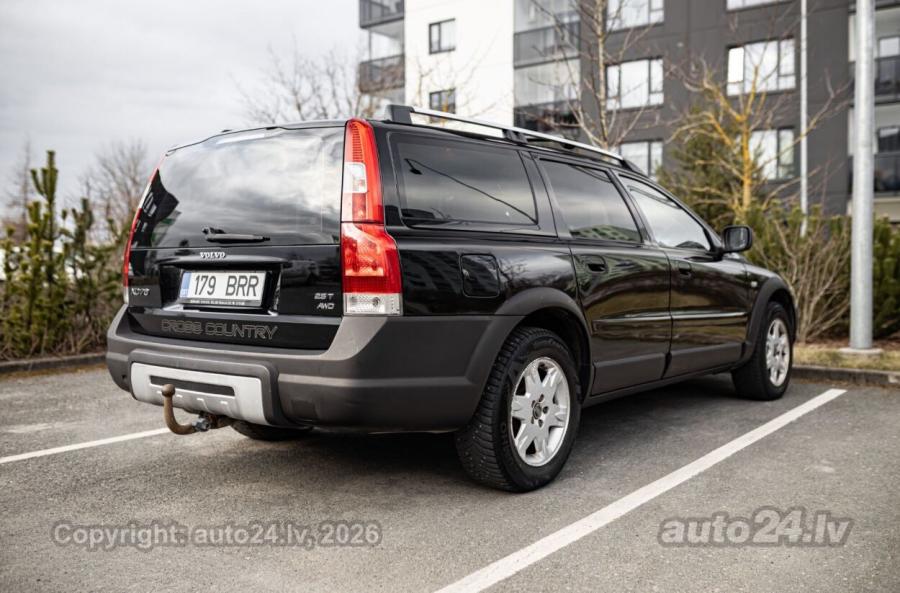Melns Volvo XC70 2004 Tallina, ar dzinēja tilpumu 2.50 L un nobraukumu 342 tūkst. km par 2998 €, foto 4 vietnē AUTOMOTO.COM.LV