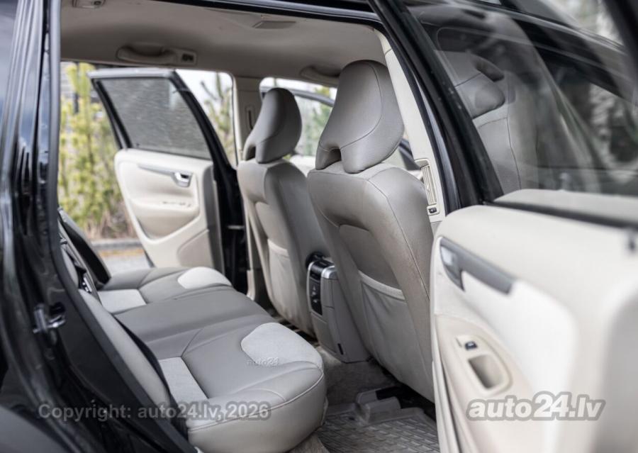 Melns Volvo XC70 2004 Tallina, ar dzinēja tilpumu 2.50 L un nobraukumu 342 tūkst. km par 2998 €, foto 14 vietnē AUTOMOTO.COM.LV