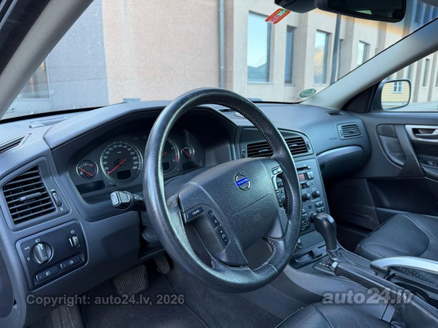 Melns Volvo XC70 2004 Paide, ar dzinēja tilpumu 2.40 L un nobraukumu 318 tūkst. km par 3990 €, foto 14 vietnē AUTOMOTO.COM.LV