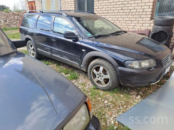 Black Volvo XC70 2004 in Ogre, with an engine capacity of 2.50 L and mileage of 431 thousand km for 1750 €, photo 1 on AUTOMOTO.COM.LV