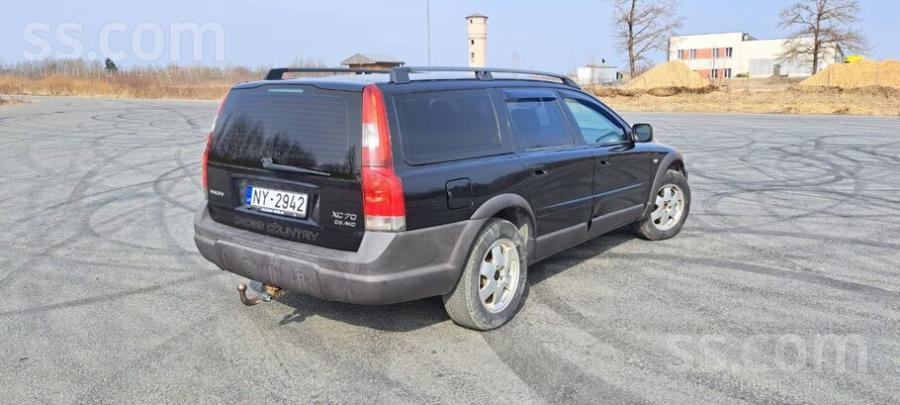Black Volvo XC70 2004 in Rezekne, with an engine capacity of 2.40 L and mileage of 390 thousand km for 2250 €, photo 5 on AUTOMOTO.COM.LV