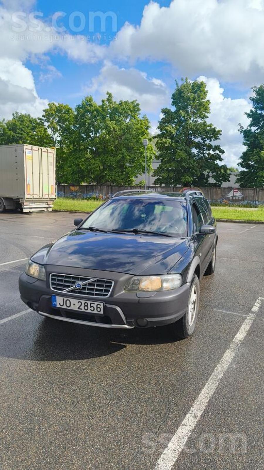 Black Volvo XC70 2004 in Cesis, with an engine capacity of 2.40 L and mileage of 386 thousand km for 3000 €, photo 1 on AUTOMOTO.COM.LV