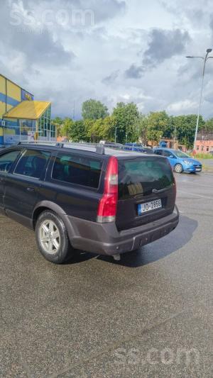 Black Volvo XC70 2004 in Cesis, with an engine capacity of 2.40 L and mileage of 386 thousand km for 3000 €, photo 3 on AUTOMOTO.COM.LV