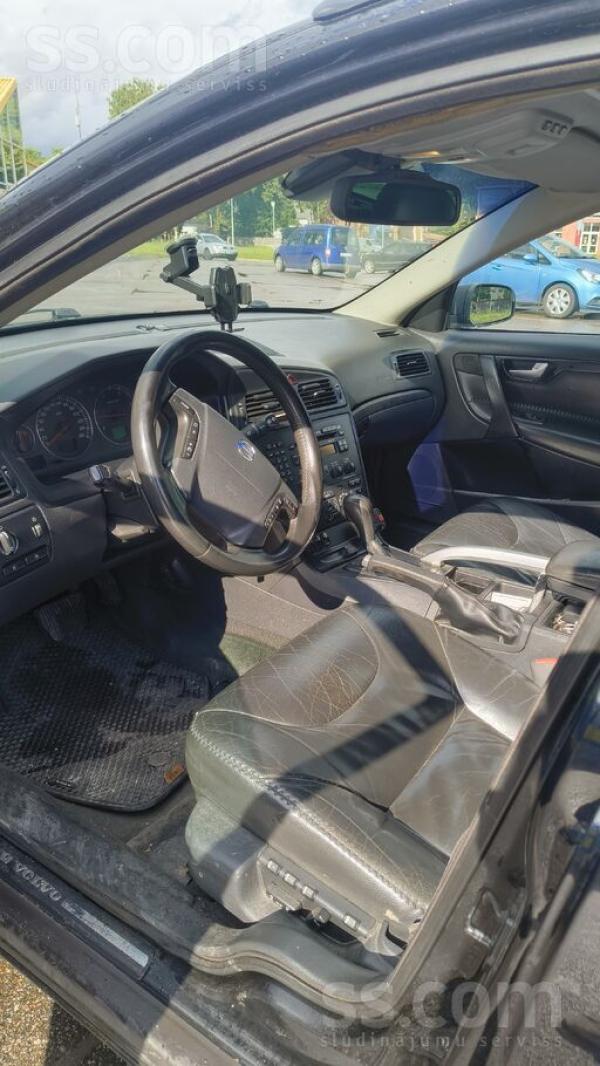 Black Volvo XC70 2004 in Cesis, with an engine capacity of 2.40 L and mileage of 386 thousand km for 3000 €, photo 4 on AUTOMOTO.COM.LV