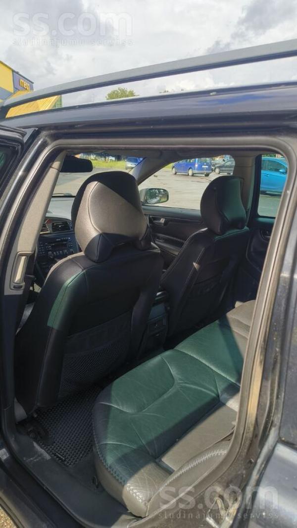 Black Volvo XC70 2004 in Cesis, with an engine capacity of 2.40 L and mileage of 386 thousand km for 3000 €, photo 5 on AUTOMOTO.COM.LV