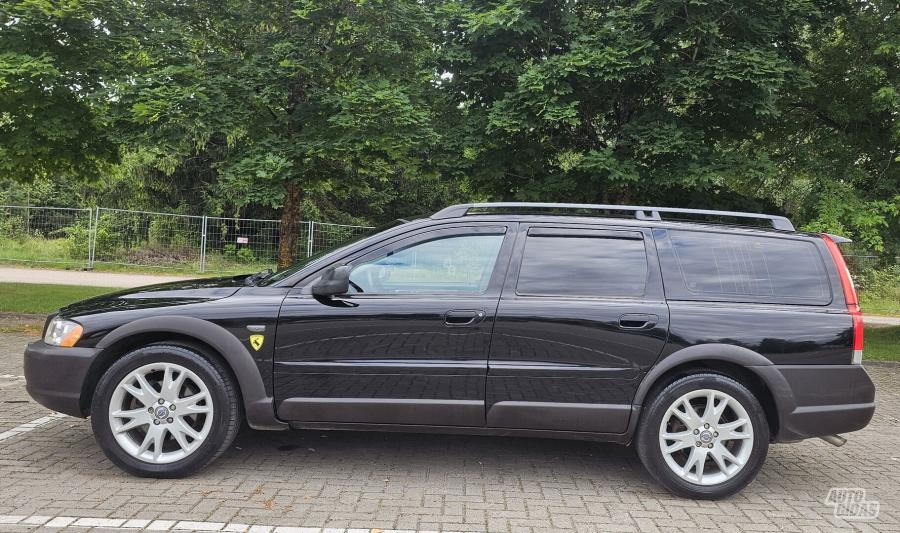 Black Volvo XC70 2004 in Trakai, with an engine capacity of 2.40 L and mileage of 375 thousand km for 2700 €, photo 6 on AUTOMOTO.COM.LV