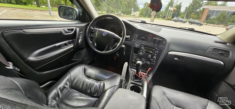 Black Volvo XC70 2004 in Trakai, with an engine capacity of 2.40 L and mileage of 375 thousand km for 2700 €, photo 12 on AUTOMOTO.COM.LV