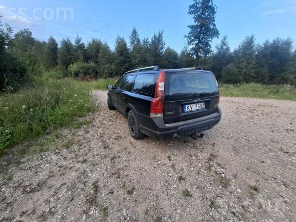 Volvo XC70 2004 in Liepaja on AUTOMOTO.COM.LV Black Volvo XC70 2004 in Liepaja, with an engine capacity of 2.40 L and mileage of 476 thousand km for 2200 €, photo 1 on AUTOMOTO.COM.LV