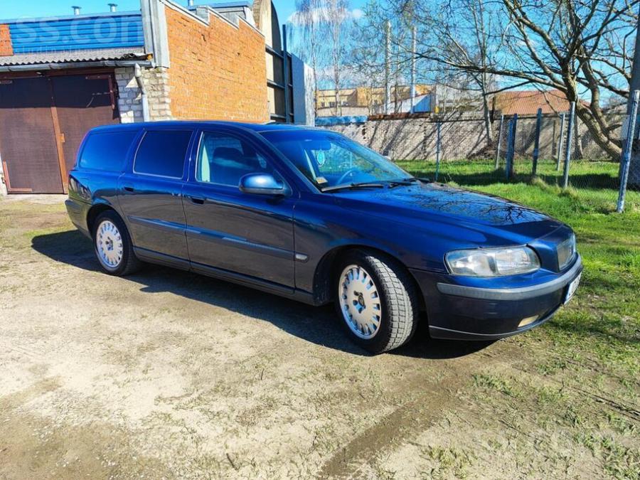 Melns Volvo XC70 2004 Liepāja, ar dzinēja tilpumu 2.40 L un nobraukumu 476 tūkst. km par 2200 €, foto 7 vietnē AUTOMOTO.COM.LV
