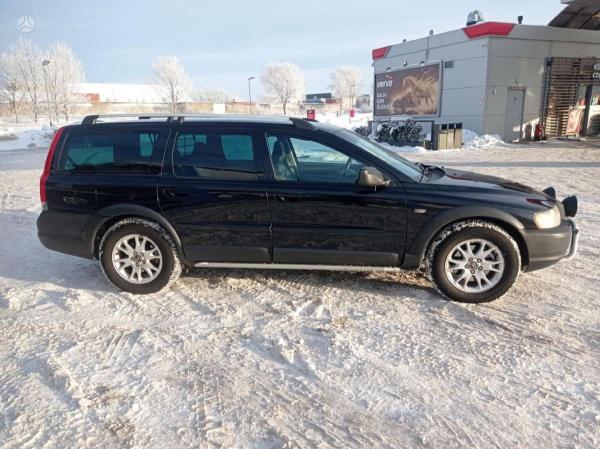 Black Volvo XC70 2005 in Klaipeda, with an engine capacity of 2.40 L and mileage of 286 thousand km for 2450 €, photo 4 on AUTOMOTO.COM.LV