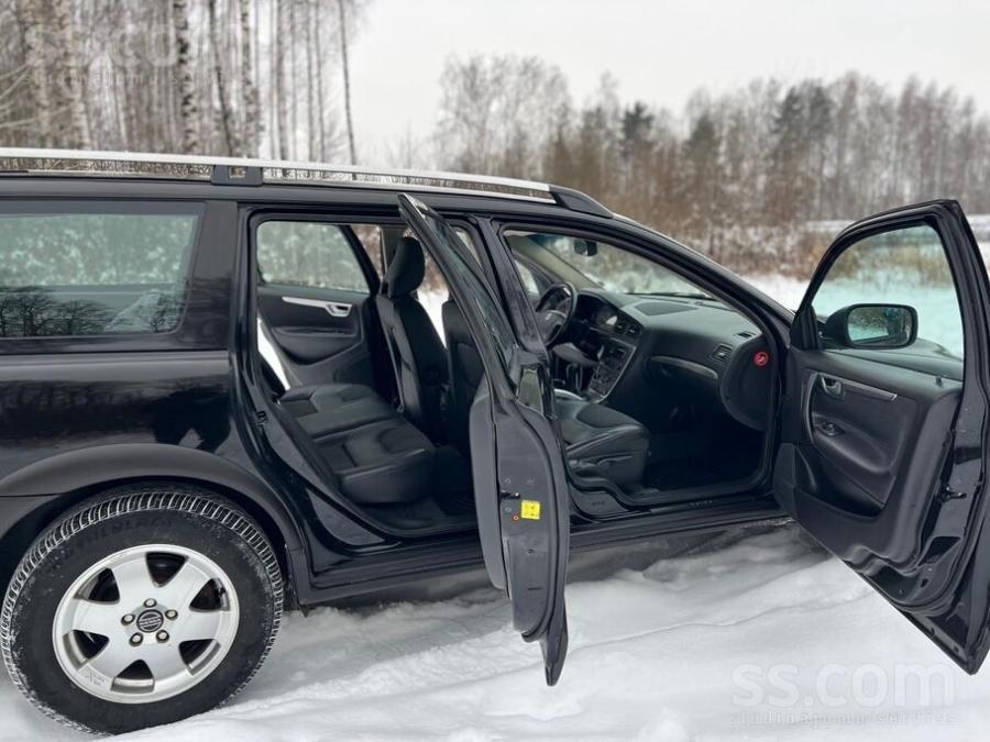 Melns Volvo XC70 2005 Rīga, ar dzinēja tilpumu 2.40 L un nobraukumu 335 tūkst. km par 4950 €, foto 15 vietnē AUTOMOTO.COM.LV