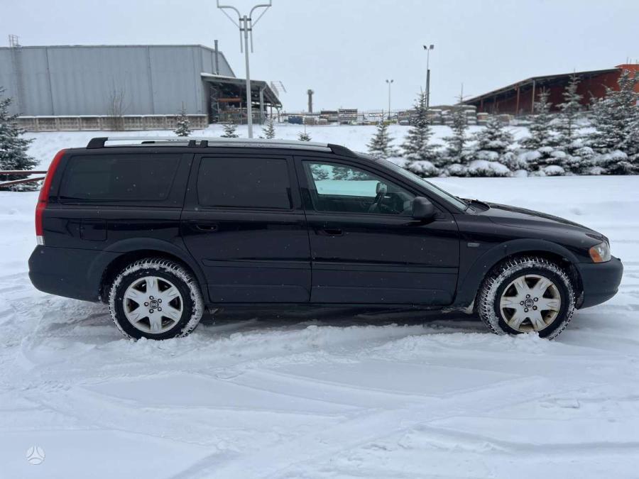 Melns Volvo XC70 2005 Ukmergė, ar dzinēja tilpumu 2.40 L un nobraukumu 390 tūkst. km par 2400 €, foto 4 vietnē AUTOMOTO.COM.LV