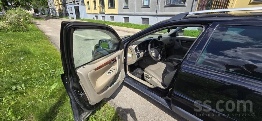 Black Volvo XC70 2005 in Riga, with an engine capacity of 2.40 L and mileage of 438 thousand km for 2150 €, photo 5 on AUTOMOTO.COM.LV