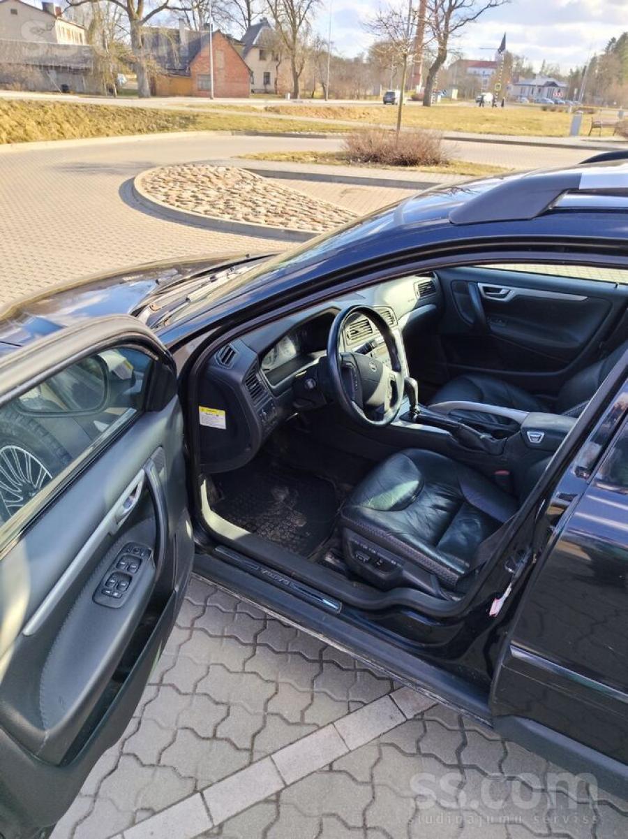 Melns Volvo XC70 2005 Saldus, ar dzinēja tilpumu 2.40 L un nobraukumu 455 tūkst. km par 1800 €, foto 8 vietnē AUTOMOTO.COM.LV
