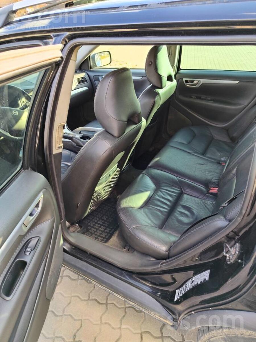 Melns Volvo XC70 2005 Saldus, ar dzinēja tilpumu 2.40 L un nobraukumu 455 tūkst. km par 1800 €, foto 9 vietnē AUTOMOTO.COM.LV