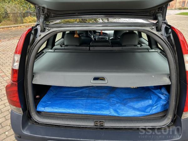 Black Volvo XC70 2005 in Bauska, with an engine capacity of 2.40 L and mileage of 348 thousand km for 3200 €, photo 3 on AUTOMOTO.COM.LV