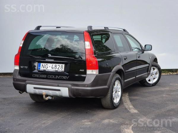 Black Volvo XC70 2006 in Riga, with an engine capacity of 2.40 L and mileage of 277 thousand km for 3690 €, photo 4 on AUTOMOTO.COM.LV