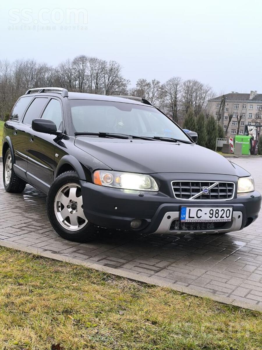Black Volvo XC70 2006 in Rezekne, with an engine capacity of 2.40 L and mileage of 378 thousand km for 3850 €, photo 1 on AUTOMOTO.COM.LV