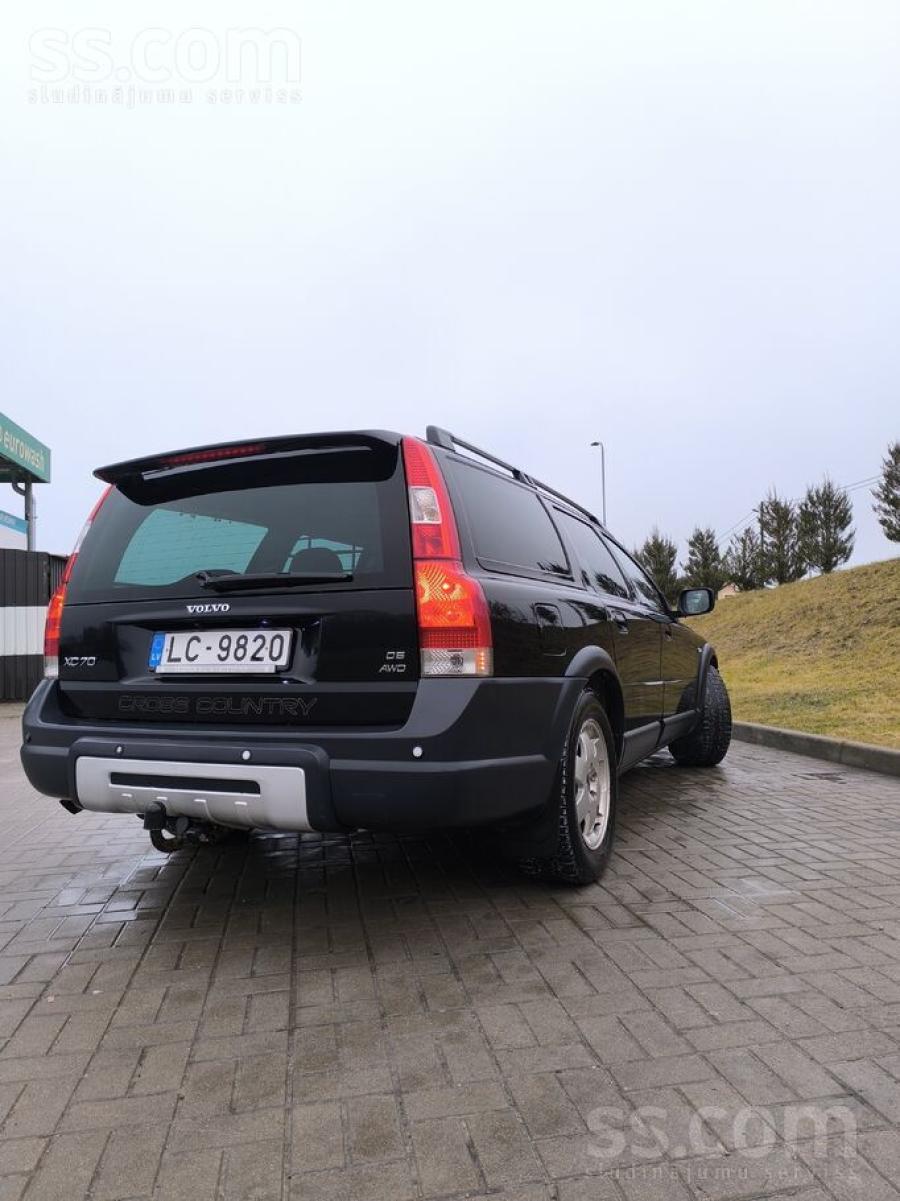 Black Volvo XC70 2006 in Rezekne, with an engine capacity of 2.40 L and mileage of 378 thousand km for 3850 €, photo 5 on AUTOMOTO.COM.LV