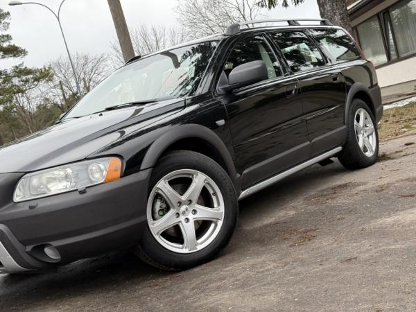 Black Volvo XC70 2006 in Riga, with an engine capacity of 2.40 L and mileage of 280 thousand km for 4550 €, photo 3 on AUTOMOTO.COM.LV