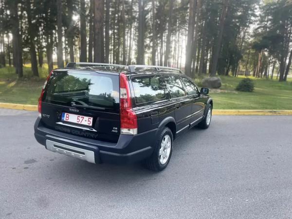 Black Volvo XC70 2006 in Riga, with an engine capacity of 2.40 L and mileage of 237 thousand km for 4200 €, photo 4 on AUTOMOTO.COM.LV