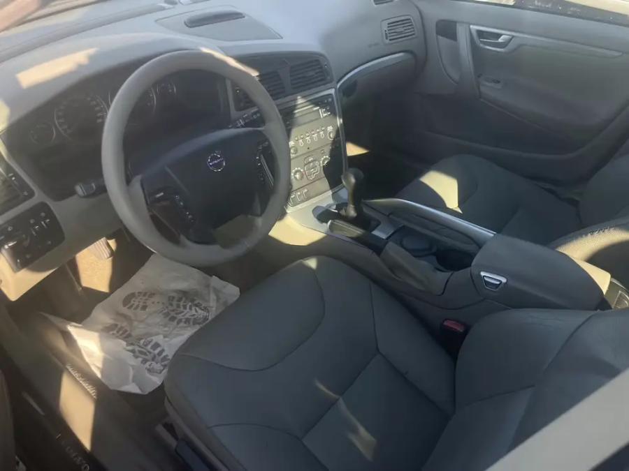 Black Volvo XC70 2006 in Riga, with an engine capacity of 2.40 L and mileage of 237 thousand km for 4200 €, photo 8 on AUTOMOTO.COM.LV
