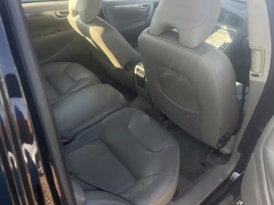 Black Volvo XC70 2006 in Riga, with an engine capacity of 2.40 L and mileage of 237 thousand km for 4200 €, photo 10 on AUTOMOTO.COM.LV