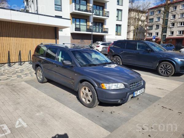 Melns Volvo XC70 2006 Rīga, ar dzinēja tilpumu 2.40 L un nobraukumu 350 tūkst. km par 1700 €, foto 1 vietnē AUTOMOTO.COM.LV