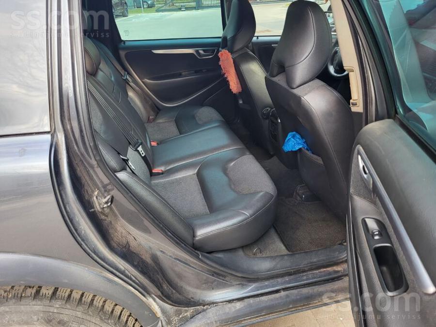 Black Volvo XC70 2006 in Riga, with an engine capacity of 2.40 L and mileage of 350 thousand km for 1700 €, photo 9 on AUTOMOTO.COM.LV