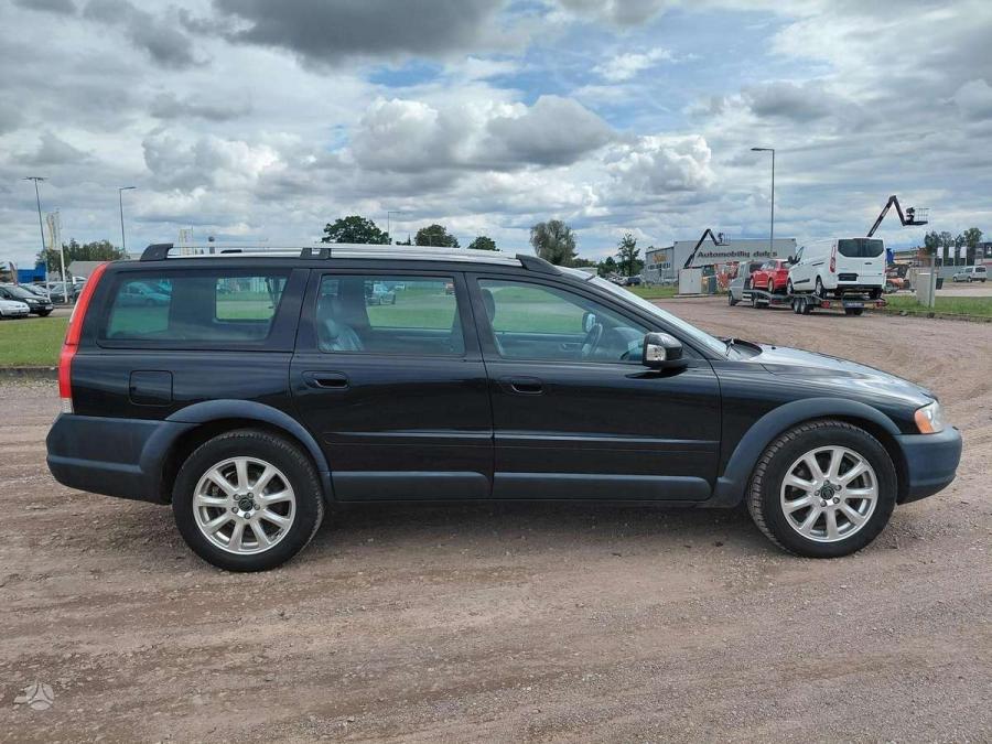 Melns Volvo XC70 2006 Marijampole, ar dzinēja tilpumu 2.40 L un nobraukumu 330 tūkst. km par 4500 €, foto 9 vietnē AUTOMOTO.COM.LV