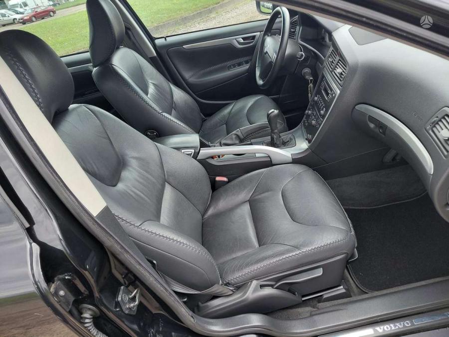 Melns Volvo XC70 2006 Marijampole, ar dzinēja tilpumu 2.40 L un nobraukumu 330 tūkst. km par 4500 €, foto 13 vietnē AUTOMOTO.COM.LV