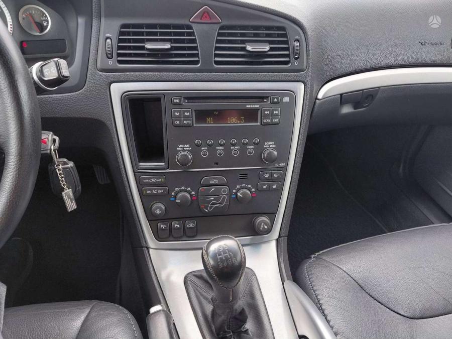 Melns Volvo XC70 2006 Marijampole, ar dzinēja tilpumu 2.40 L un nobraukumu 330 tūkst. km par 4500 €, foto 16 vietnē AUTOMOTO.COM.LV